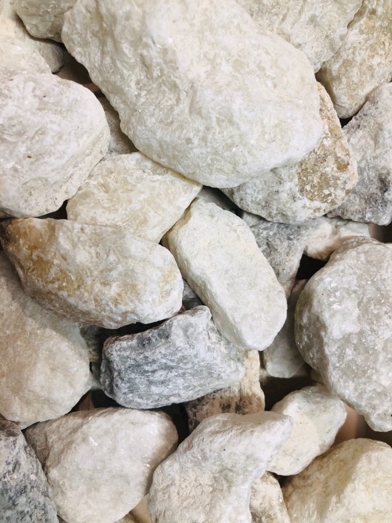 Nice Backyard | Ice White Pebbles 30-50mm - Nice Backyard